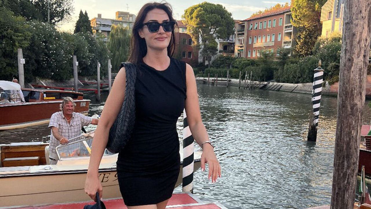 Esra Bilgiç Venedik'e ayak basar basmaz tüm bakışları üzerinde topladı