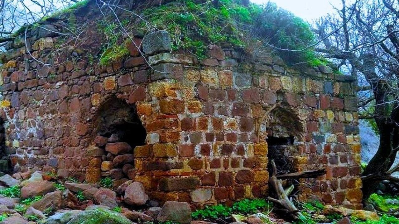 Halk arasında "Dedeoğlu Türbesi" olarak bilinen Hasan Dede Türbesi ...