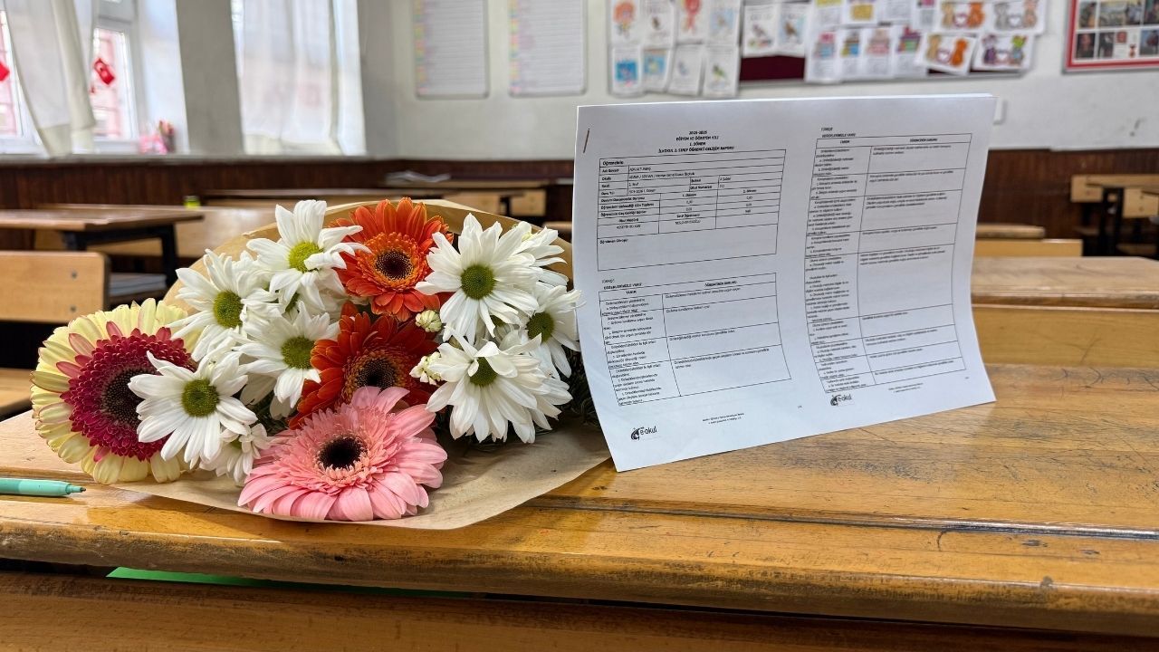 Bu fotoğraf Türkiye’yi ağlattı! Karnelerini alamadılar… Ada ve Mert’in ...