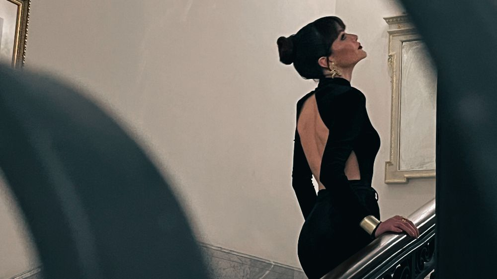 Sinem Ünsal’ın sırt dekoltesi olay oldu