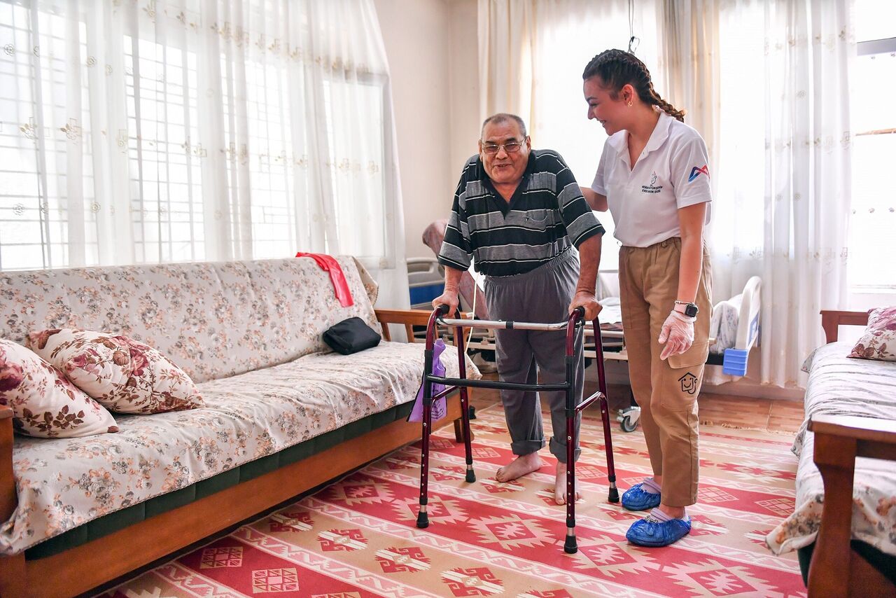 5 yıldır yatağa bağımlı olan hasta, yeniden yürümeye başladı