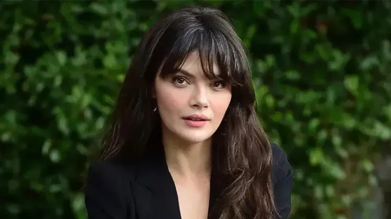 Uzak Şehir'in Alyası kimdir? Sinem Ünsal kaç yaşında? Evli mi?