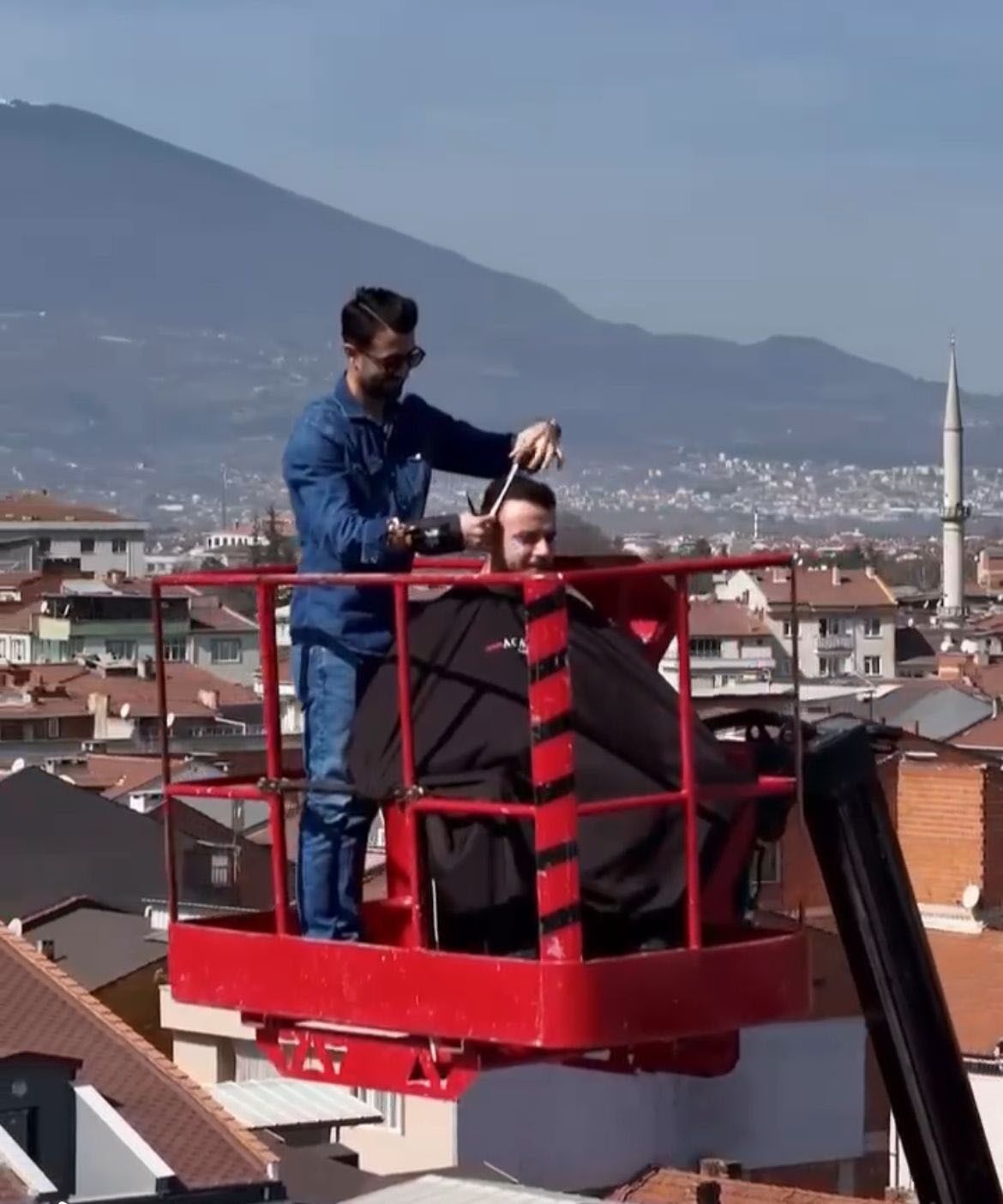 Metrelerce yüksekte tıraş olmak: Sıradışı bir kuaför konsepti