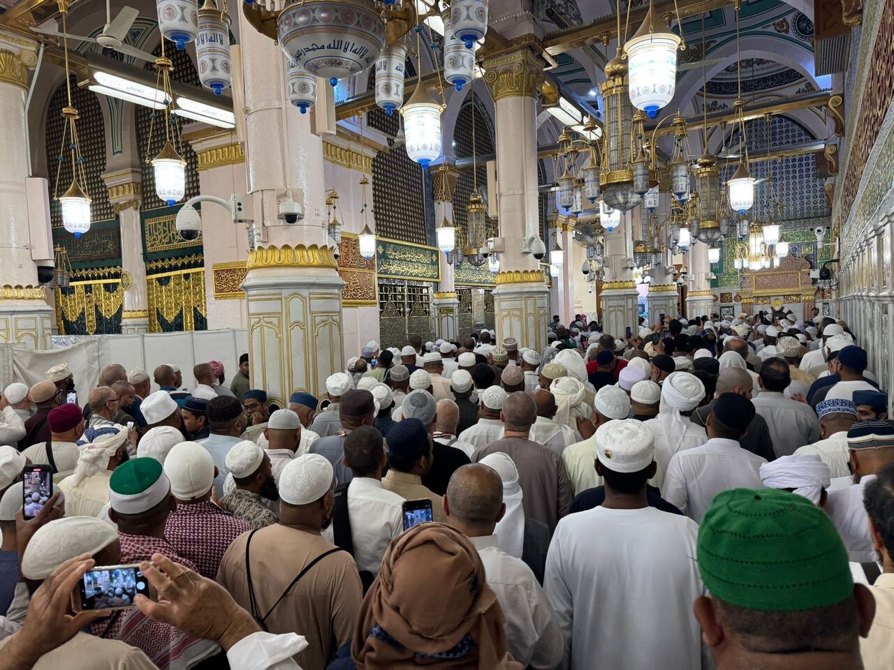 Hacılar Mekke’den Medine’ye manevi yolculuklarına devam ediyor