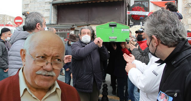 İzmir'de hayatını kaybeden oyuncu Atilla Pekdemir son yolculuğuna uğurlandı